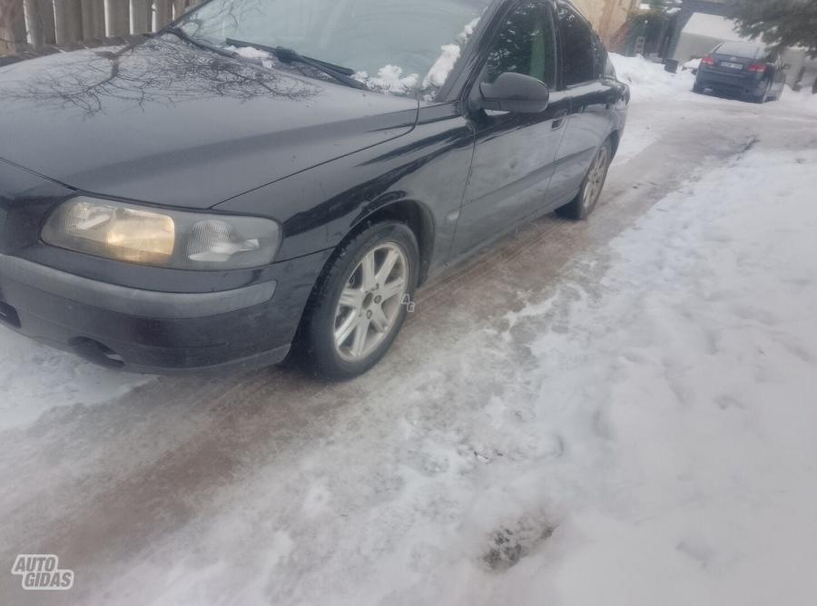 Volvo S60 2001 Viļņa, ar dzinēja tilpumu 2.40 L un nobraukumu 300 tūkst. km par 800 €, foto 1 vietnē AUTOMOTO.COM.LV