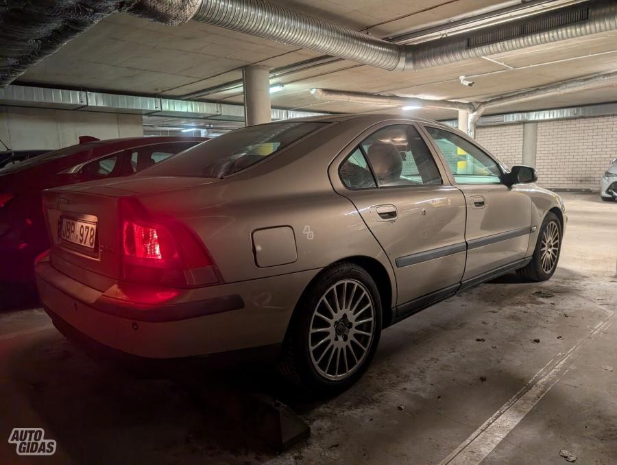 Volvo S60 2001 in Vilnius, with an engine capacity of 2.40 L and mileage of 385 thousand km for 1200 €, photo 1 on AUTOMOTO.COM.LV
