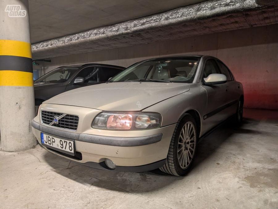 Volvo S60 2001 in Vilnius, with an engine capacity of 2.40 L and mileage of 385 thousand km for 1200 €, photo 9 on AUTOMOTO.COM.LV