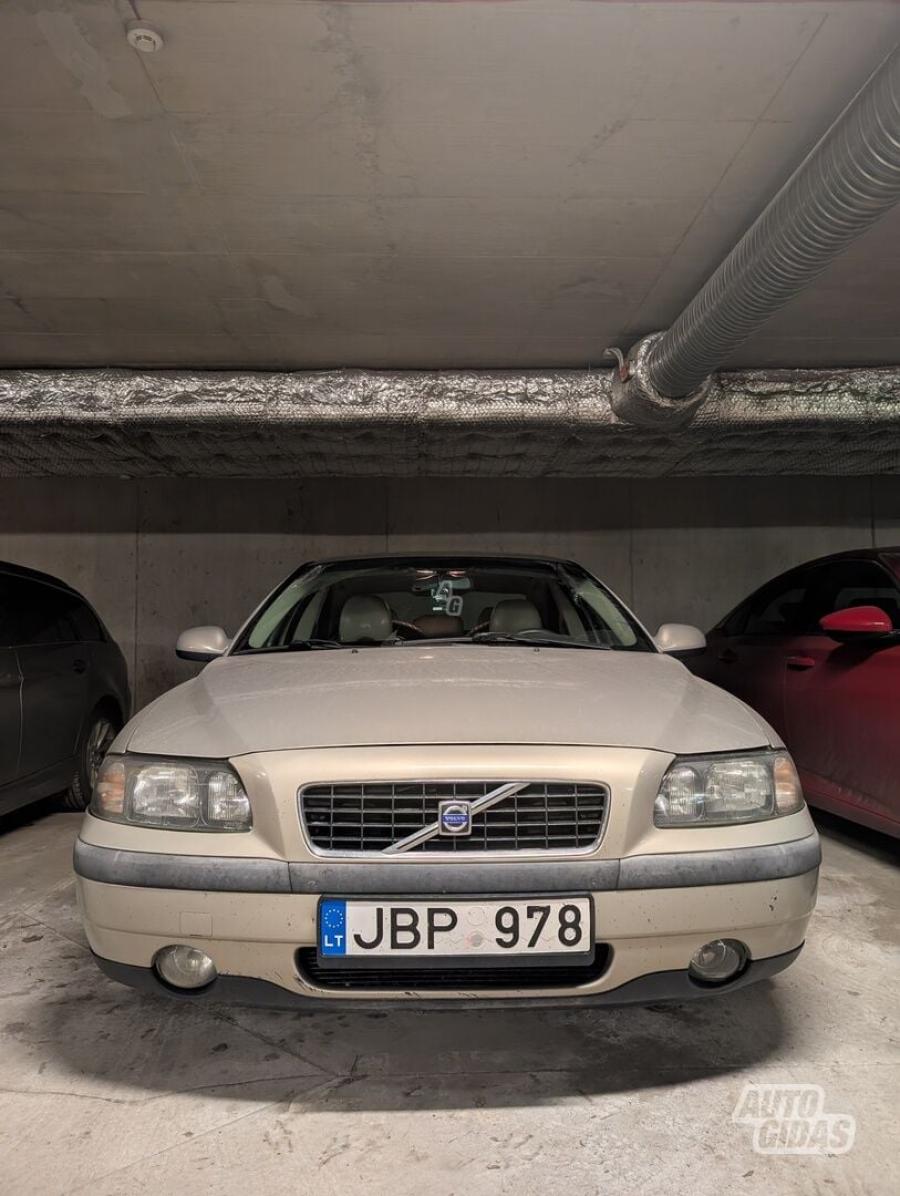 Volvo S60 2001 in Vilnius, with an engine capacity of 2.40 L and mileage of 385 thousand km for 1200 €, photo 10 on AUTOMOTO.COM.LV