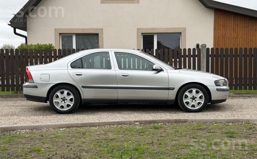Volvo S60 2001 in Jelgava, with an engine capacity of 2.40 L and mileage of 330 thousand km for 1850 €, photo 5 on AUTOMOTO.COM.LV