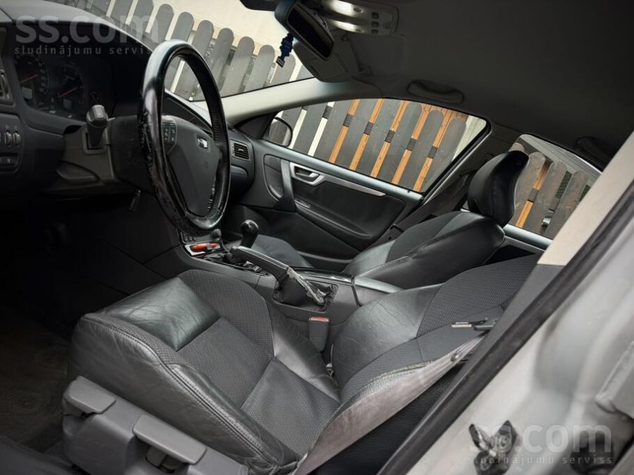Volvo S60 2001 in Jelgava, with an engine capacity of 2.40 L and mileage of 330 thousand km for 1850 €, photo 10 on AUTOMOTO.COM.LV