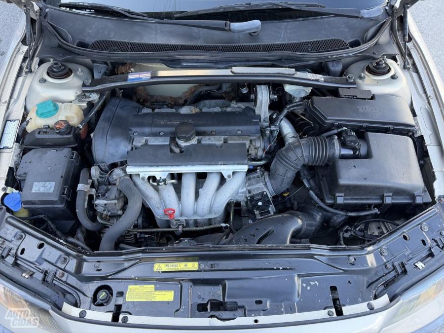 Volvo S60 2001 Utena, ar dzinēja tilpumu 2.40 L un nobraukumu 208 tūkst. km par 1350 €, foto 18 vietnē AUTOMOTO.COM.LV