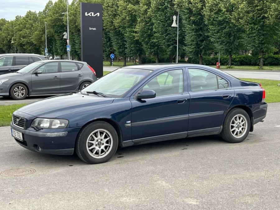 Volvo S60 2001 in Narva, with an engine capacity of 2.40 L and mileage of 301 thousand km for 799 €, photo 1 on AUTOMOTO.COM.LV