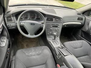 Volvo S60 2001 in Narva, with an engine capacity of 2.40 L and mileage of 301 thousand km for 799 €, photo 10 on AUTOMOTO.COM.LV