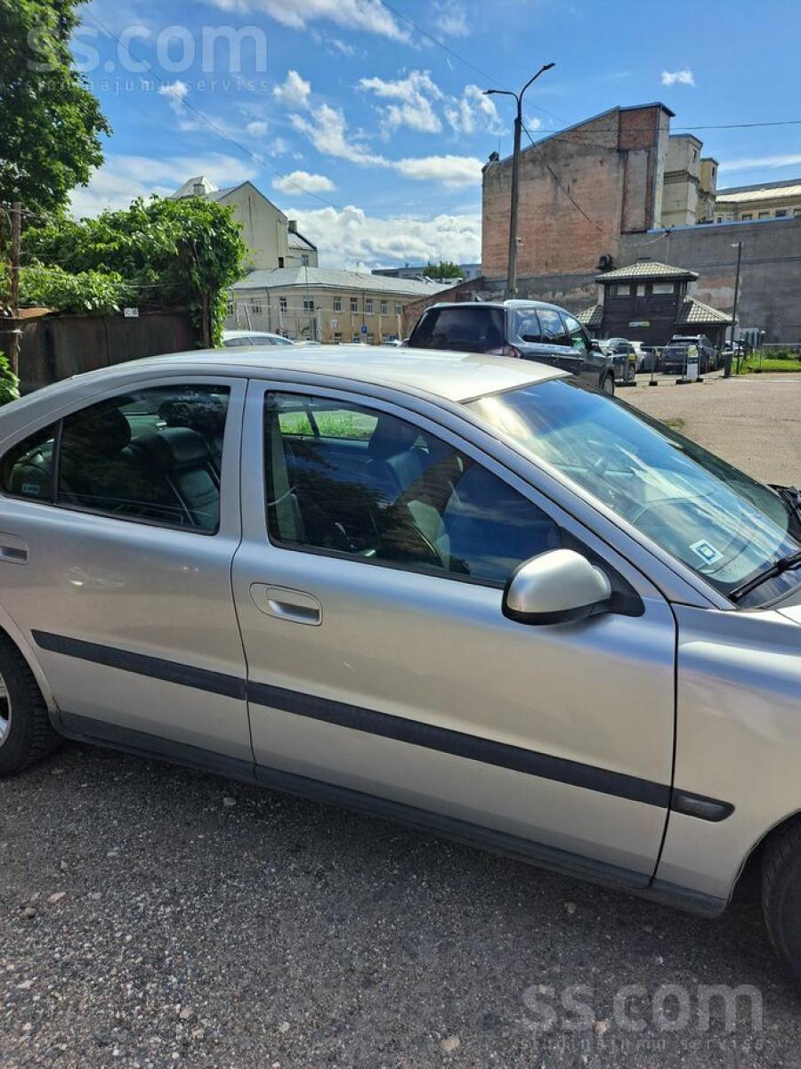 Volvo S60 2002 Rīga, ar dzinēja tilpumu 2.40 L un nobraukumu 268 tūkst. km par 500 €, foto 1 vietnē AUTOMOTO.COM.LV