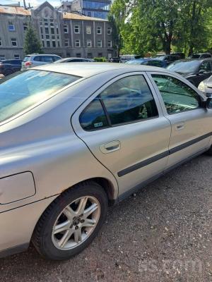 Volvo S60 2002 Rīga, ar dzinēja tilpumu 2.40 L un nobraukumu 268 tūkst. km par 500 €, foto 4 vietnē AUTOMOTO.COM.LV