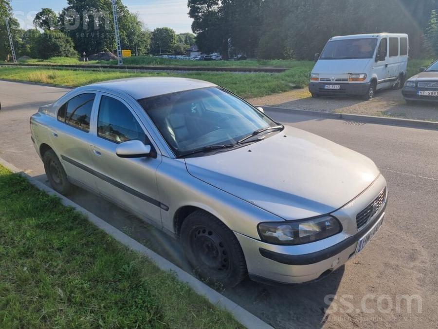 Volvo S60 2002 in Riga, with an engine capacity of 2.40 L and mileage of 314 thousand km for 1100 €, photo 1 on AUTOMOTO.COM.LV