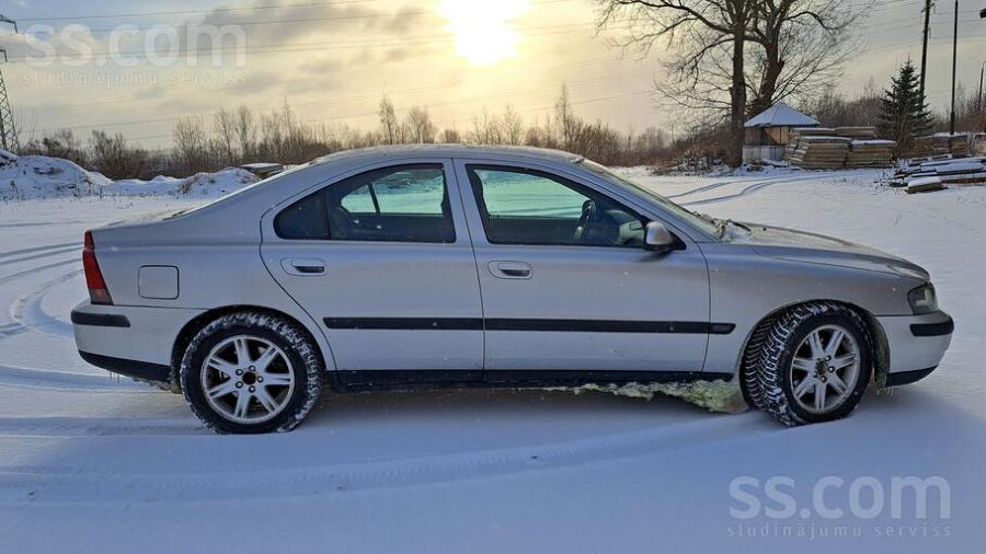 Volvo S60 2002 in Daugavpils, with an engine capacity of 2.40 L and mileage of 334 thousand km for 1450 €, photo 6 on AUTOMOTO.COM.LV