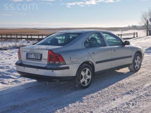 Volvo S60 2002 Liepāja, ar dzinēja tilpumu 2.40 L un nobraukumu 355 tūkst. km par 1300 €, foto 4 vietnē AUTOMOTO.COM.LV