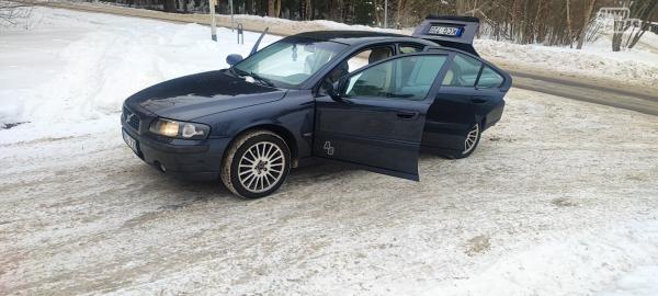 Volvo S60 2002 in Vilnius, with an engine capacity of 2.40 L and mileage of 470 thousand km for 1390 €, photo 8 on AUTOMOTO.COM.LV