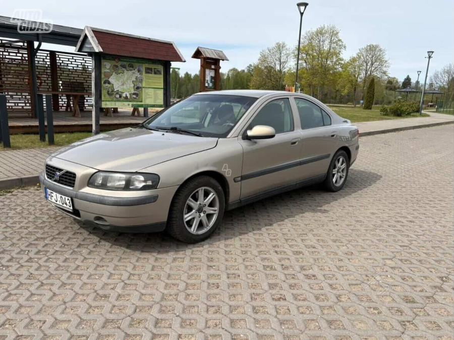 Вольво С60 2002 в Таураге, объемом двигателя 2.40 л и пробегом 215 тыс. км за 1900 €, фото 1 на AUTOMOTO.COM.LV