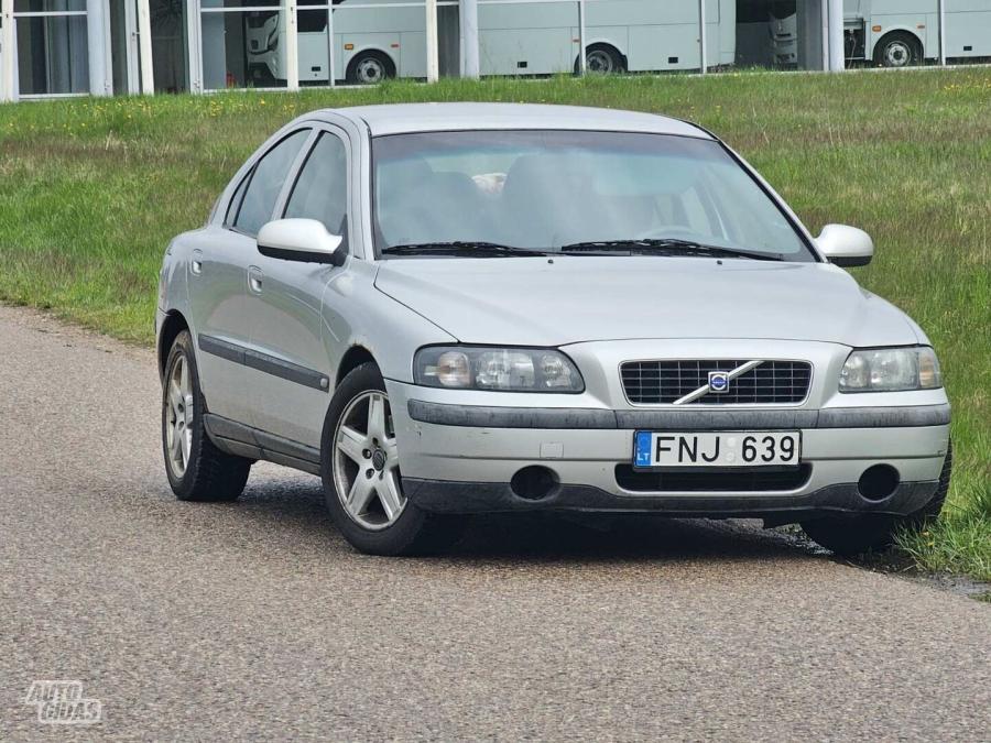 Volvo S60 2002 in Vilnius, with an engine capacity of 2.40 L and mileage of 326 thousand km for 1000 €, photo 1 on AUTOMOTO.COM.LV