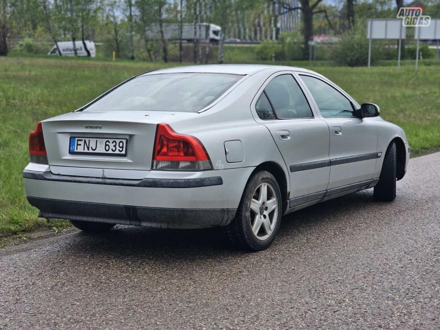 Volvo S60 2002 in Vilnius, with an engine capacity of 2.40 L and mileage of 326 thousand km for 1000 €, photo 3 on AUTOMOTO.COM.LV