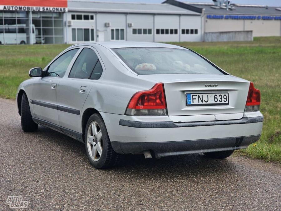 Volvo S60 2002 in Vilnius, with an engine capacity of 2.40 L and mileage of 326 thousand km for 1000 €, photo 5 on AUTOMOTO.COM.LV