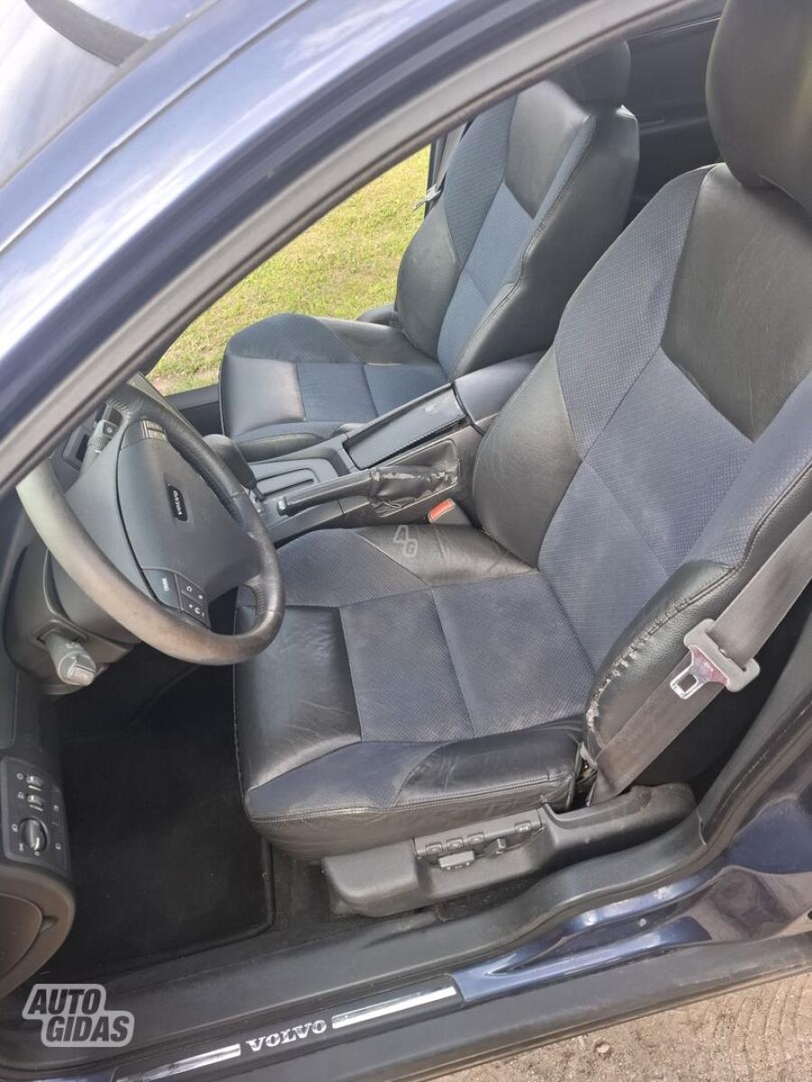 Volvo S60 2002 in Elektrenai, with an engine capacity of 2.40 L and mileage of 410 thousand km for 1150 €, photo 10 on AUTOMOTO.COM.LV