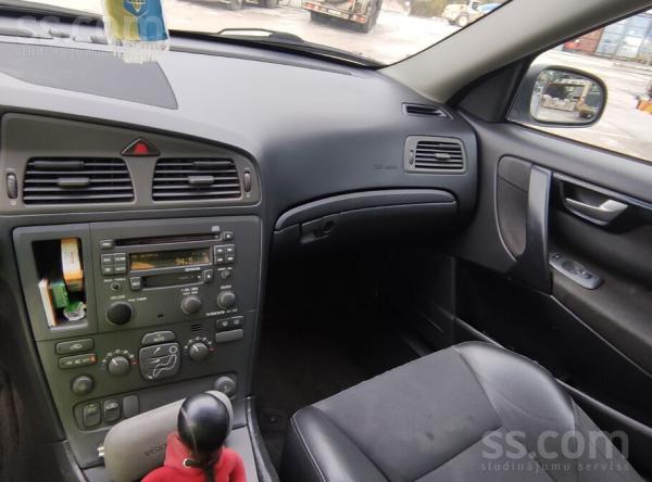 Volvo S60 2002 Rīga, ar dzinēja tilpumu 2.40 L un nobraukumu 395 tūkst. km par 1650 €, foto 3 vietnē AUTOMOTO.COM.LV