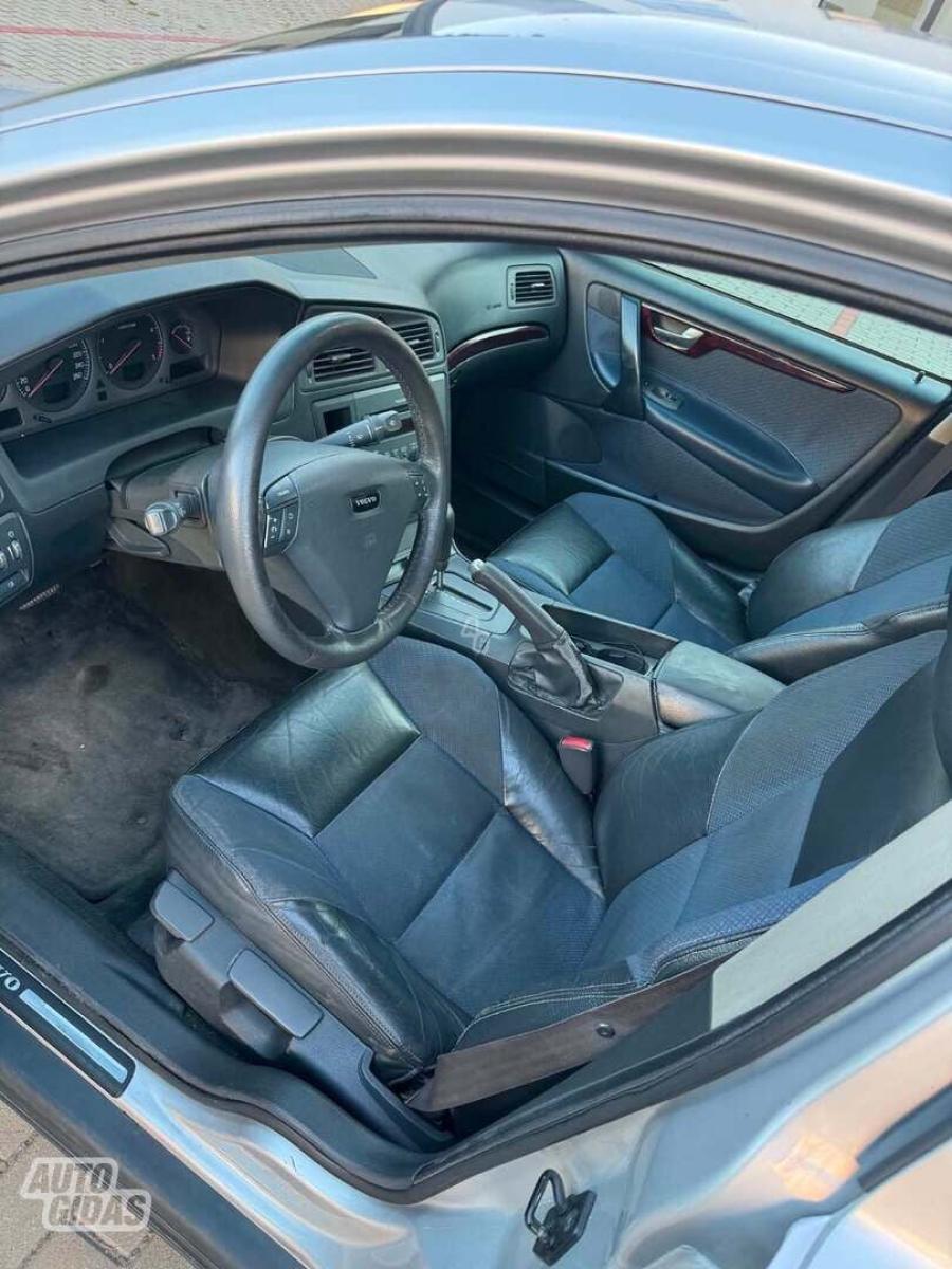 Volvo S60 2002 in Vilnius, with an engine capacity of 2.40 L and mileage of 400 thousand km for 1400 €, photo 6 on AUTOMOTO.COM.LV