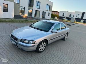 Volvo S60 2002 Viļņa, ar dzinēja tilpumu 2.40 L un nobraukumu 400 tūkst. km par 1400 €, foto  vietnē AUTOMOTO.COM.LV