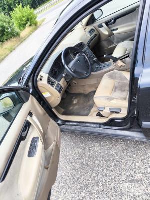 Volvo S60 2002 in Vilnius, with an engine capacity of 2.40 L and mileage of 374 thousand km for 500 €, photo 3 on AUTOMOTO.COM.LV