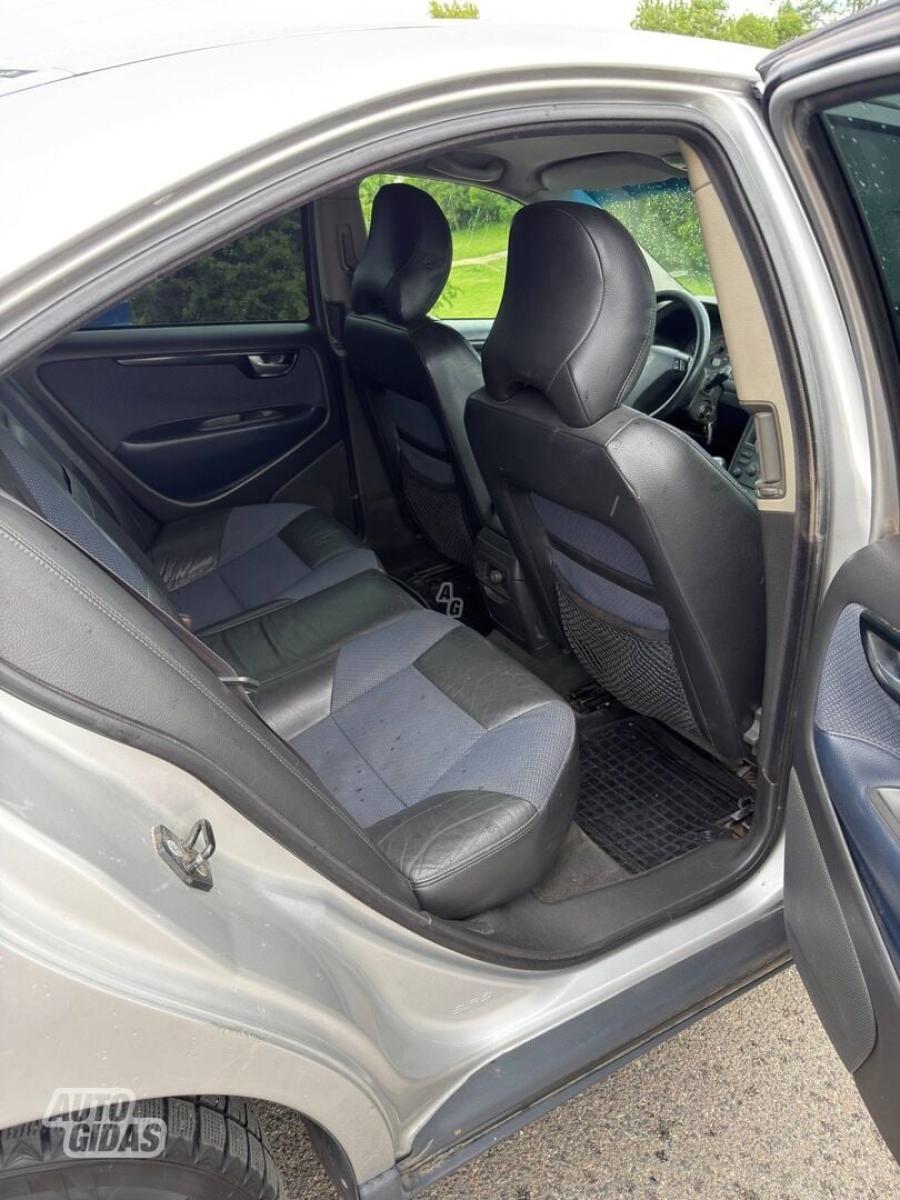 Volvo S60 2002 in Vilnius, with an engine capacity of 2.40 L and mileage of 400 thousand km for 750 €, photo 9 on AUTOMOTO.COM.LV