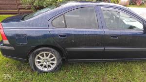 Volvo S60 2002 in Ukmerge, with an engine capacity of 2.40 L and mileage of 463 thousand km for 1000 €, photo 4 on AUTOMOTO.COM.LV