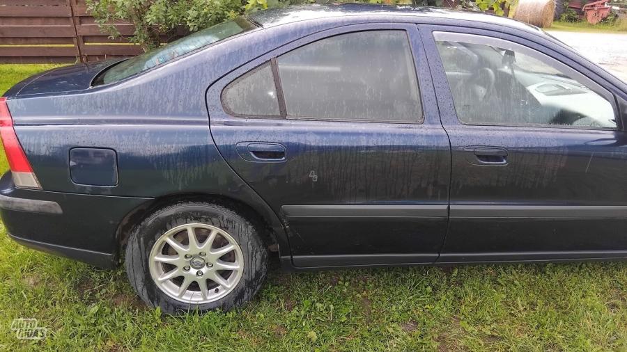 Volvo S60 2002 in Ukmerge, with an engine capacity of 2.40 L and mileage of 463 thousand km for 1000 €, photo 4 on AUTOMOTO.COM.LV