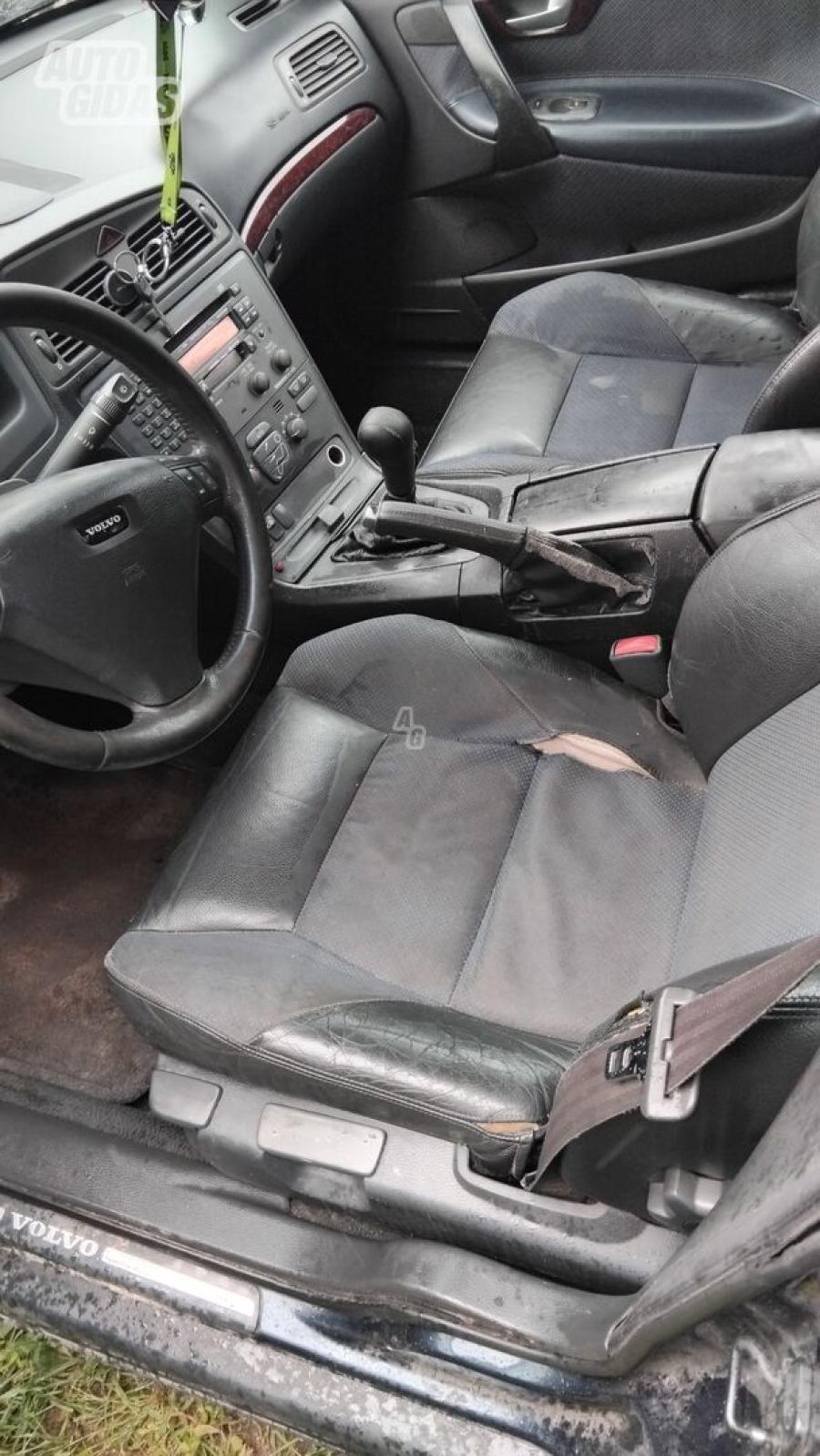 Volvo S60 2002 in Ukmerge, with an engine capacity of 2.40 L and mileage of 463 thousand km for 1000 €, photo 6 on AUTOMOTO.COM.LV
