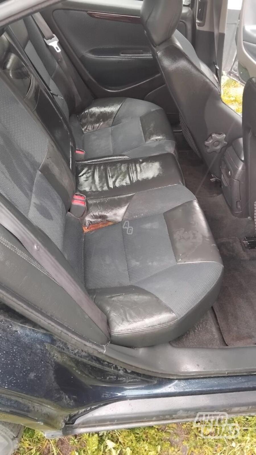 Volvo S60 2002 in Ukmerge, with an engine capacity of 2.40 L and mileage of 463 thousand km for 1000 €, photo 9 on AUTOMOTO.COM.LV