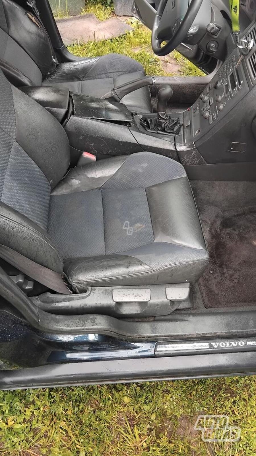 Volvo S60 2002 in Ukmerge, with an engine capacity of 2.40 L and mileage of 463 thousand km for 1000 €, photo 10 on AUTOMOTO.COM.LV