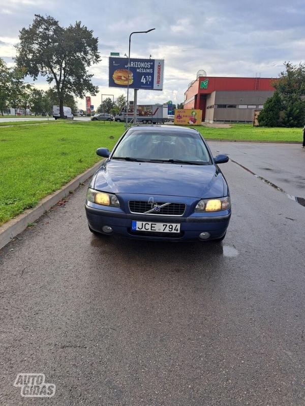 Volvo S60 2002 in Panevezys, with an engine capacity of 2.40 L and mileage of 366 thousand km for 1000 €, photo 1 on AUTOMOTO.COM.LV