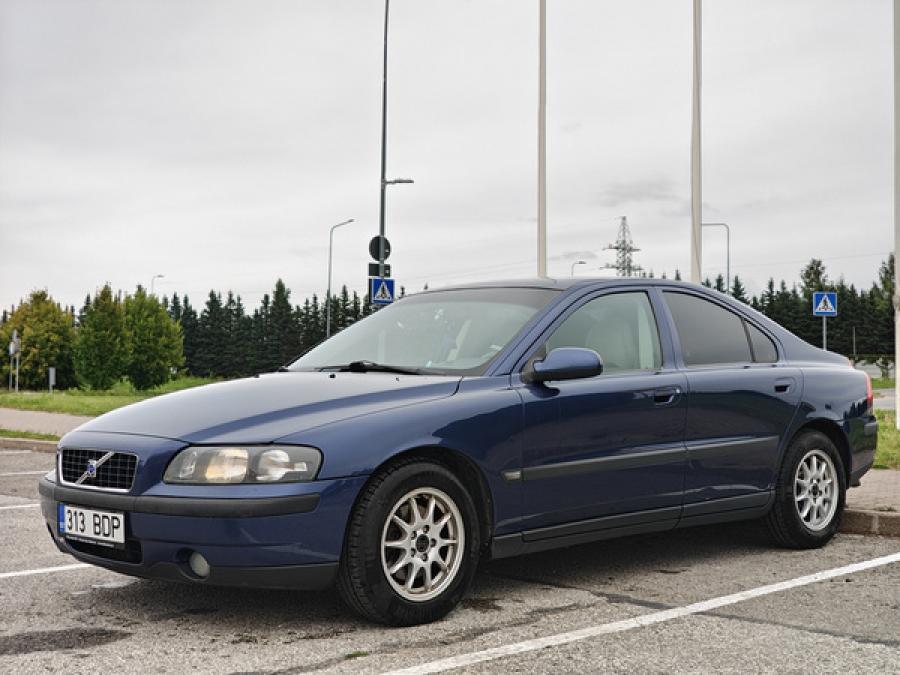 Volvo S60 2002 in Otepaa, with an engine capacity of 2.40 L and mileage of 329 thousand km for 2600 €, photo 1 on AUTOMOTO.COM.LV