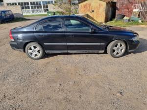 Volvo S60 2002 Varėna, ar dzinēja tilpumu 2.40 L un nobraukumu 350 tūkst. km par 1200 €, foto  vietnē AUTOMOTO.COM.LV