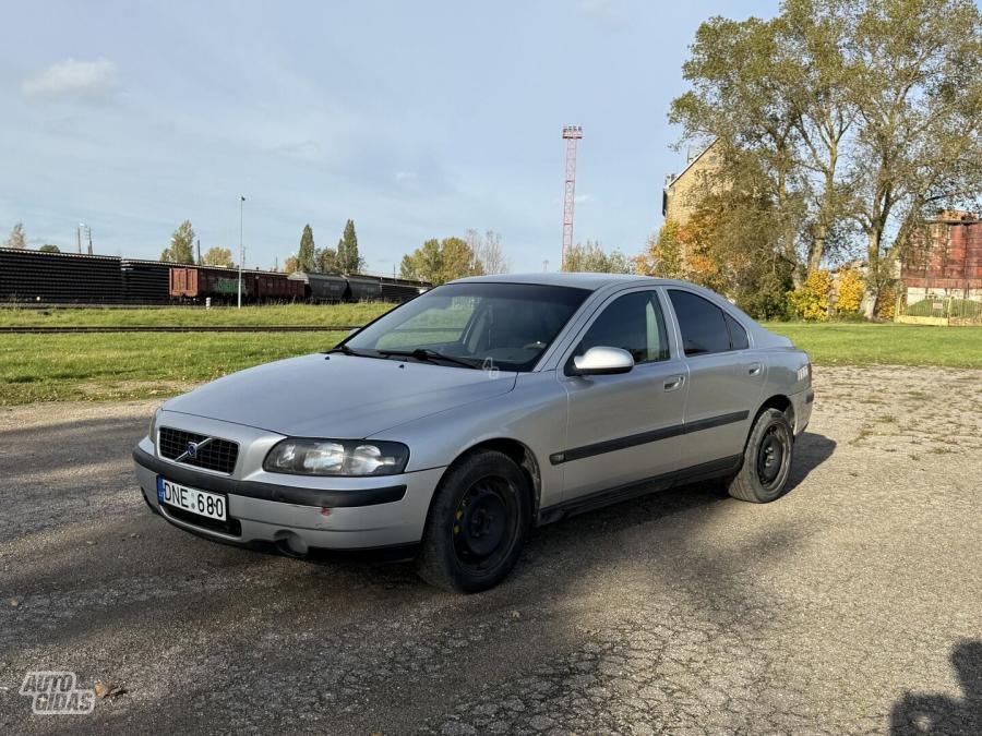 Volvo S60 2002 in Siauliai, with an engine capacity of 2.40 L and mileage of 404 thousand km for 650 €, photo 1 on AUTOMOTO.COM.LV