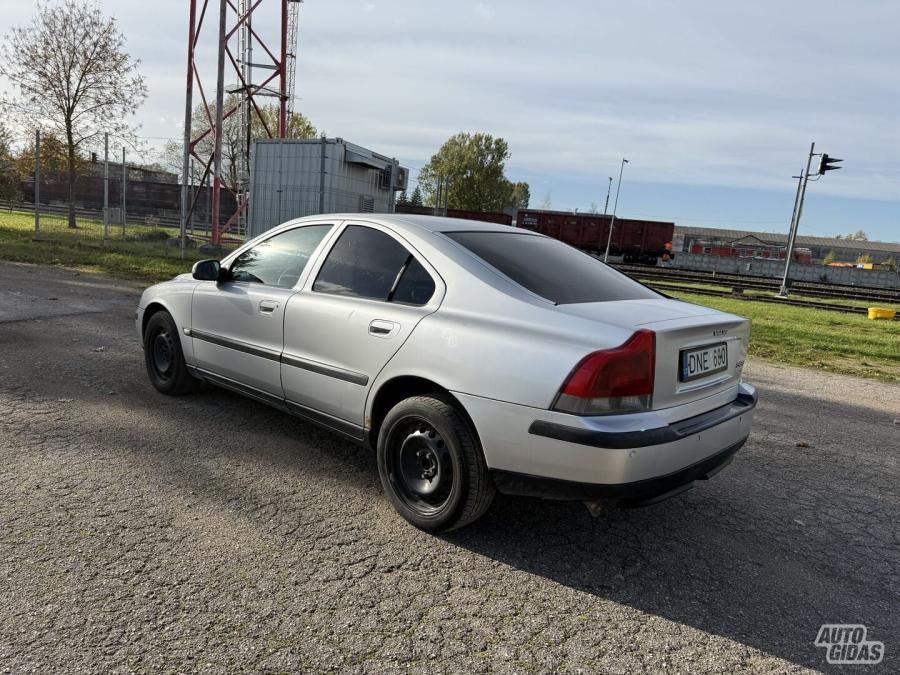 Volvo S60 2002 in Siauliai, with an engine capacity of 2.40 L and mileage of 404 thousand km for 650 €, photo 5 on AUTOMOTO.COM.LV