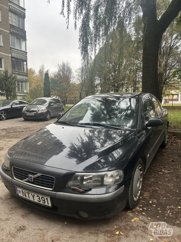 Volvo S60 2002 Viļņa, ar dzinēja tilpumu 2.40 L un nobraukumu 431 tūkst. km par 580 €, foto 1 vietnē AUTOMOTO.COM.LV