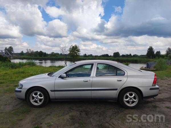 Volvo S60 2003 Rīga, ar dzinēja tilpumu 2.40 L un nobraukumu 257 tūkst. km par 1700 €, foto 1 vietnē AUTOMOTO.COM.LV