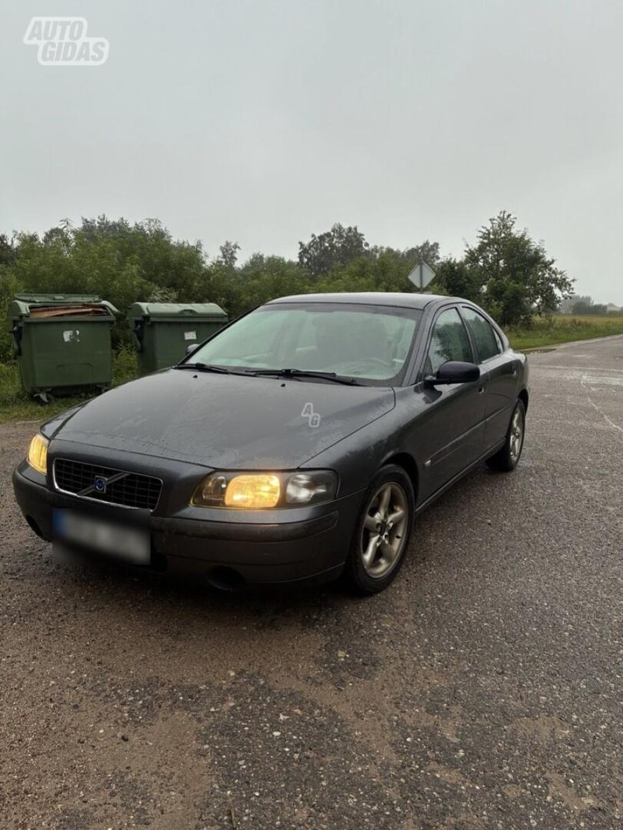 Volvo S60 2003 in Jonava, with an engine capacity of 2.40 L and mileage of 330 thousand km for 1350 €, photo 1 on AUTOMOTO.COM.LV