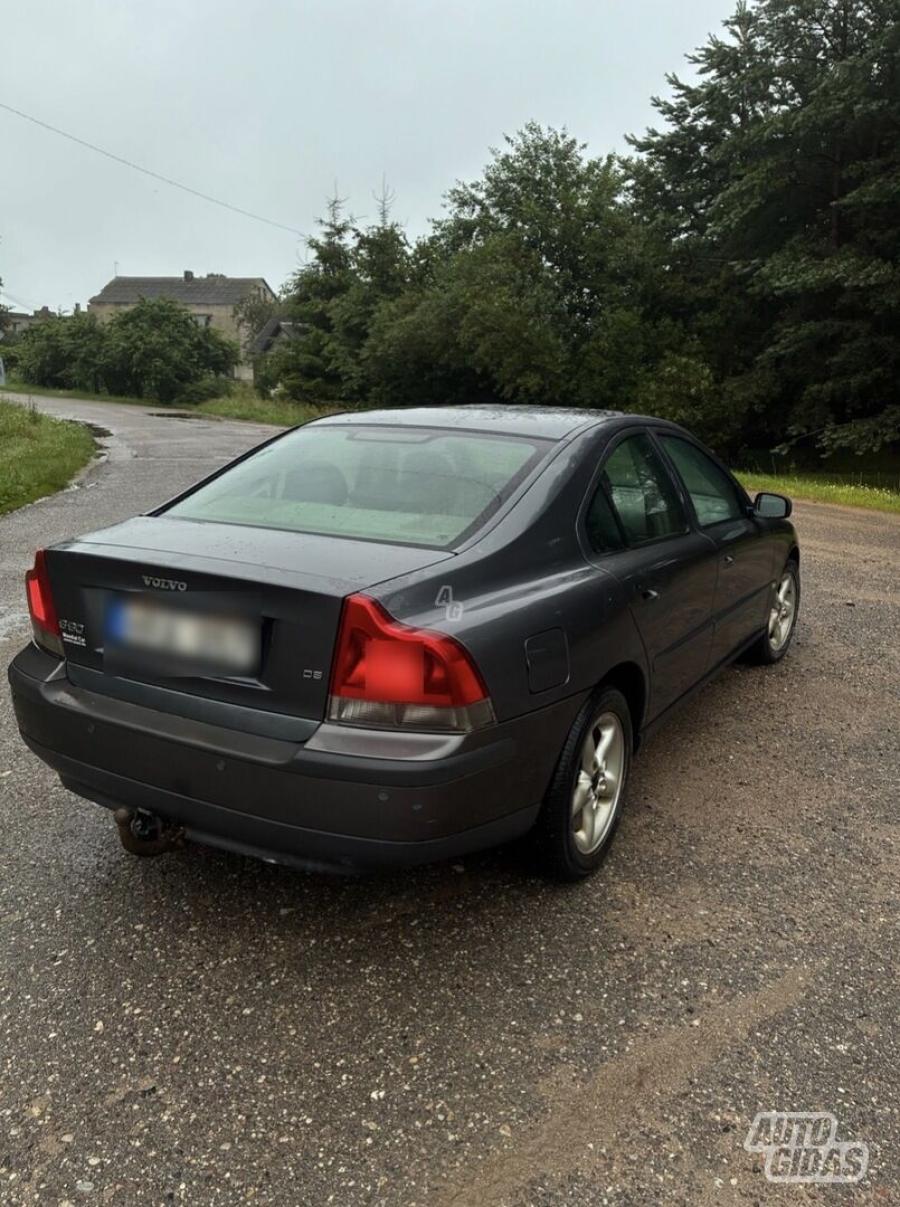 Volvo S60 2003 in Jonava, with an engine capacity of 2.40 L and mileage of 330 thousand km for 1350 €, photo 4 on AUTOMOTO.COM.LV