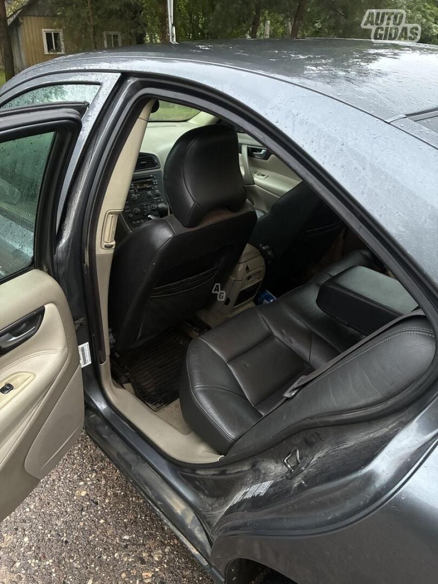 Volvo S60 2003 in Jonava, with an engine capacity of 2.40 L and mileage of 330 thousand km for 1350 €, photo 6 on AUTOMOTO.COM.LV