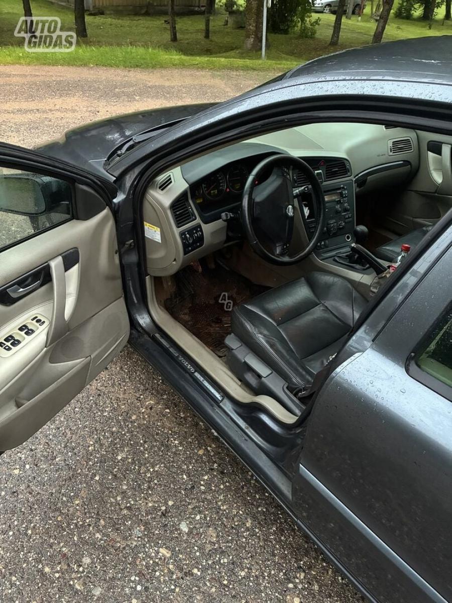 Volvo S60 2003 in Jonava, with an engine capacity of 2.40 L and mileage of 330 thousand km for 1350 €, photo 7 on AUTOMOTO.COM.LV
