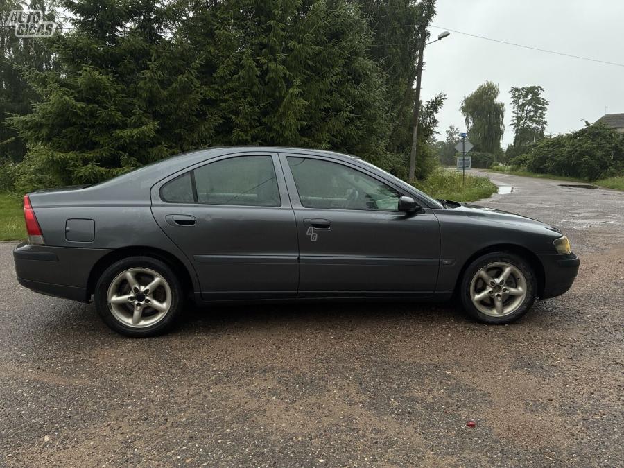 Volvo S60 2003 in Jonava, with an engine capacity of 2.40 L and mileage of 330 thousand km for 1350 €, photo 9 on AUTOMOTO.COM.LV
