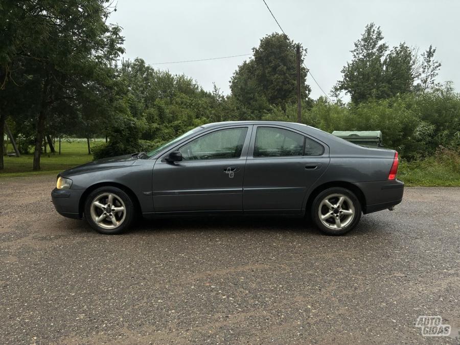 Volvo S60 2003 in Jonava, with an engine capacity of 2.40 L and mileage of 330 thousand km for 1350 €, photo 10 on AUTOMOTO.COM.LV