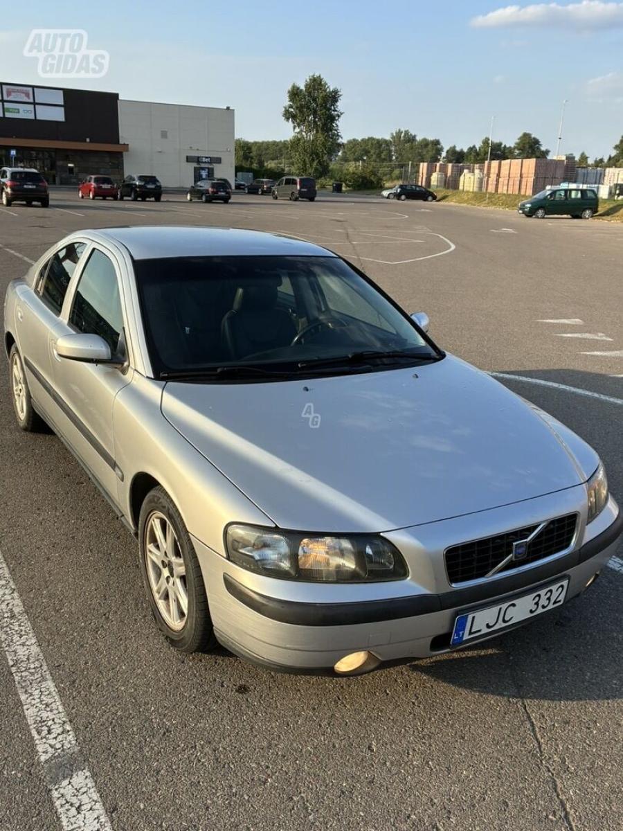 Volvo S60 2003 in Ukmerge, with an engine capacity of 2.40 L and mileage of 357 thousand km for 1200 €, photo 3 on AUTOMOTO.COM.LV