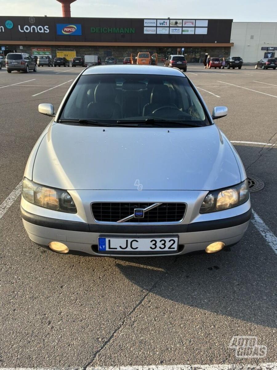 Volvo S60 2003 in Ukmerge, with an engine capacity of 2.40 L and mileage of 357 thousand km for 1200 €, photo 4 on AUTOMOTO.COM.LV