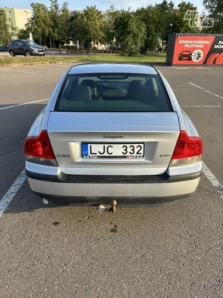 Volvo S60 2003 in Ukmerge, with an engine capacity of 2.40 L and mileage of 357 thousand km for 1200 €, photo 5 on AUTOMOTO.COM.LV