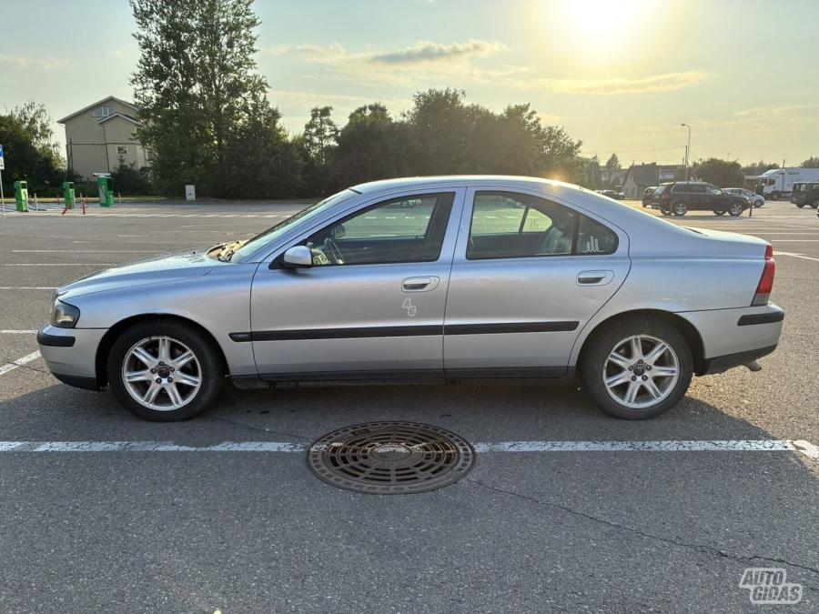 Volvo S60 2003 in Ukmerge, with an engine capacity of 2.40 L and mileage of 357 thousand km for 1200 €, photo 7 on AUTOMOTO.COM.LV