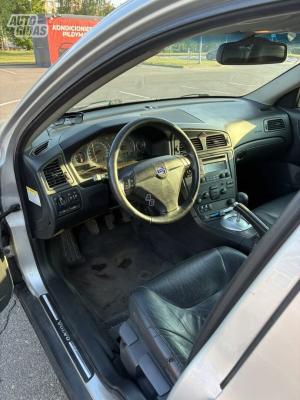 Volvo S60 2003 in Ukmerge, with an engine capacity of 2.40 L and mileage of 357 thousand km for 1200 €, photo 9 on AUTOMOTO.COM.LV