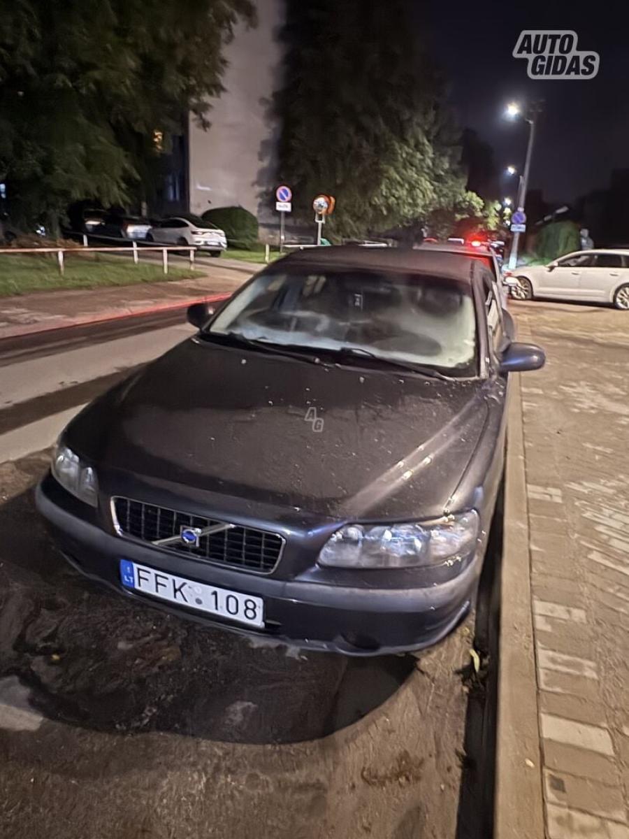 Volvo S60 2003 in Kaunas, with an engine capacity of 2.40 L and mileage of 263 thousand km for 1500 €, photo 1 on AUTOMOTO.COM.LV
