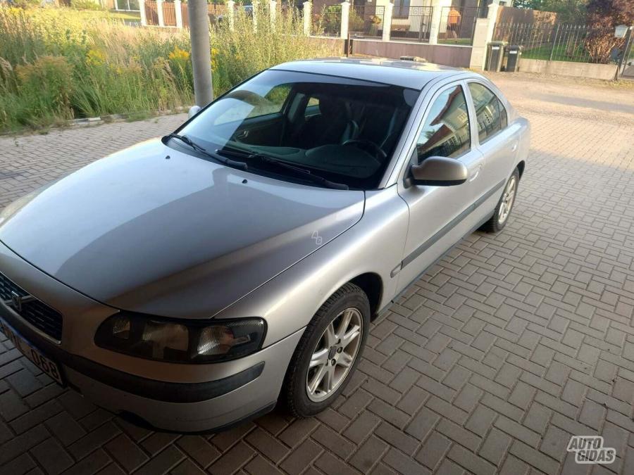 Volvo S60 2003 in Vilnius, with an engine capacity of 2.40 L and mileage of 380 thousand km for 1100 €, photo 1 on AUTOMOTO.COM.LV